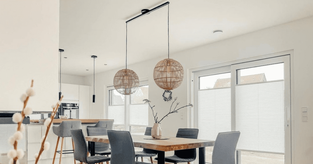 How high should a pendant light hang above the dining table - lightswing.eu